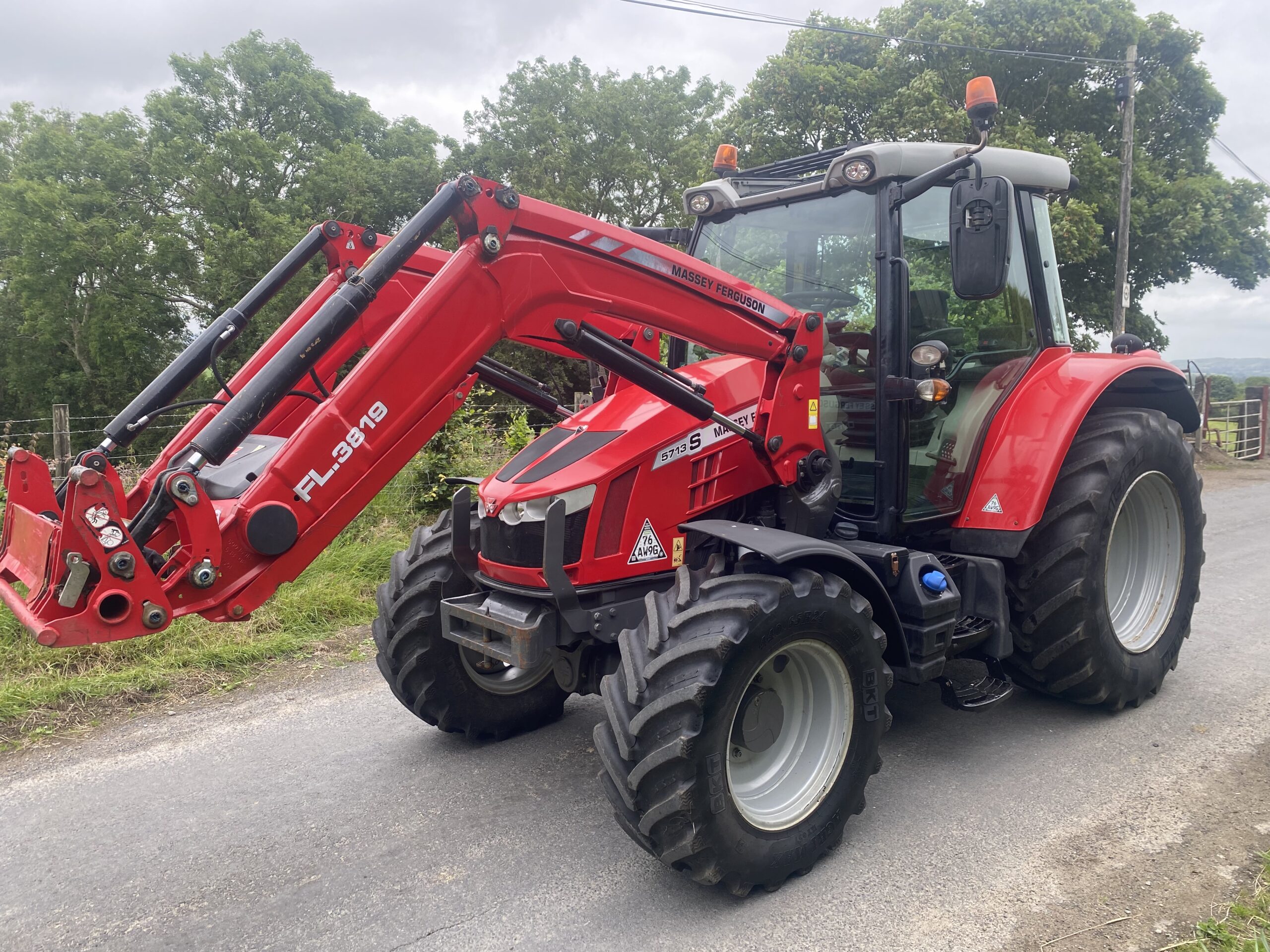 Massey Ferguson 5713S - Do The Deals